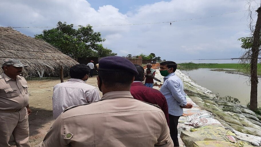 Flood fighting work complete On the banks of gandak river in Bagha|बगहा ...