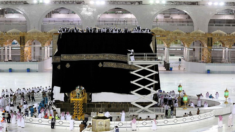 Saudi Arabia The Holy Kaaba gets a new Kiswa watch photos | PHOTOS ...