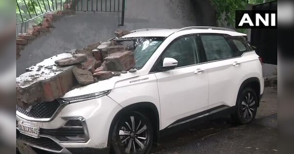 New Delhi: wall collapsed in Saket due to heavy rains, 15 vehicles ...