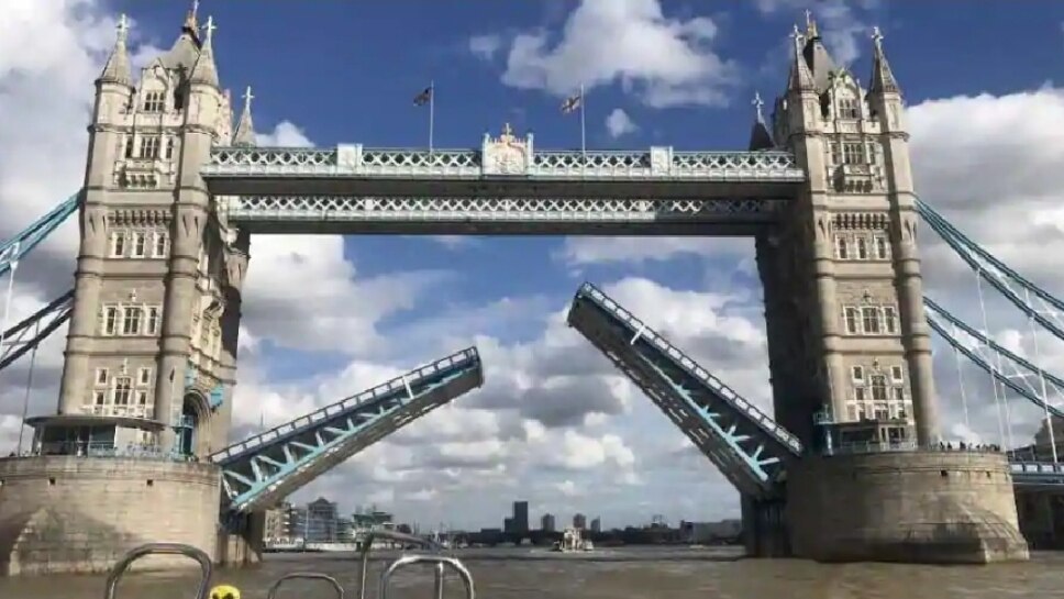 London: Famous Tower Bridge gets stuck open after Mechanical failures ...
