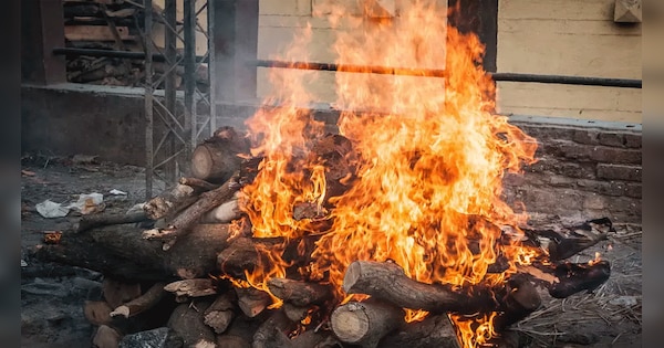 Madhya pradesh Rahatgarh Family perform funeral in the open amid rain ...