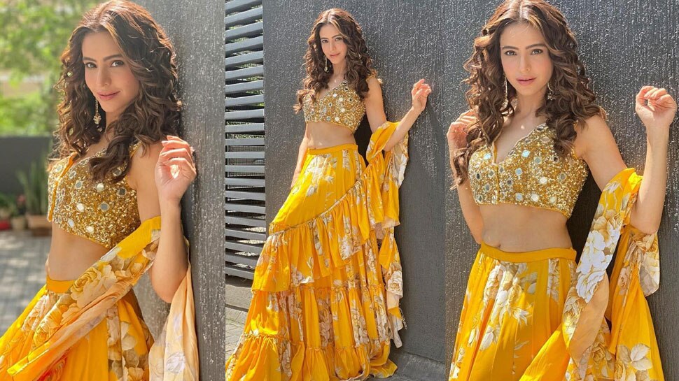 Aamna Sharif in a traditional yellow dress | यलो कलर की ट्रेडिशनल ड्रेस ...