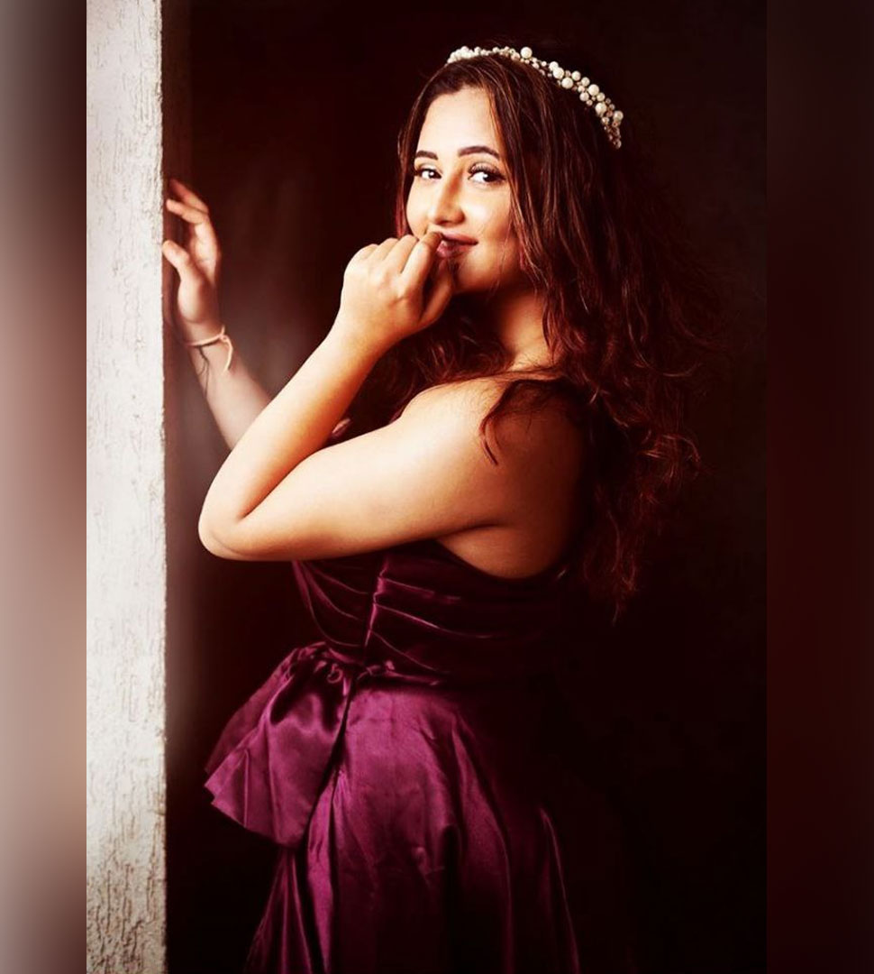 Rashami Desai shared bold photos | Rashami Desai ने शेयर कीं बोल्ड ...