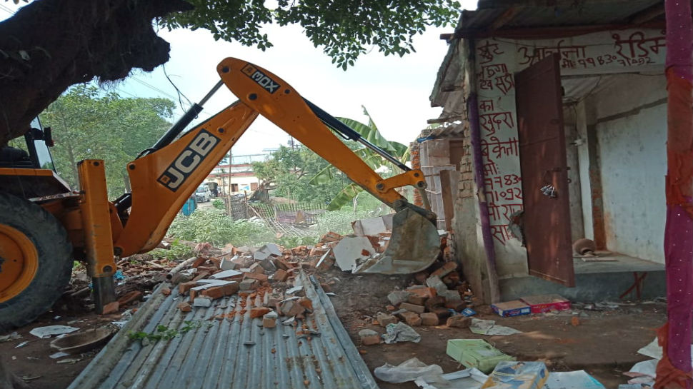 Railway administration has encroached several houses in Bagaha of bihar ...