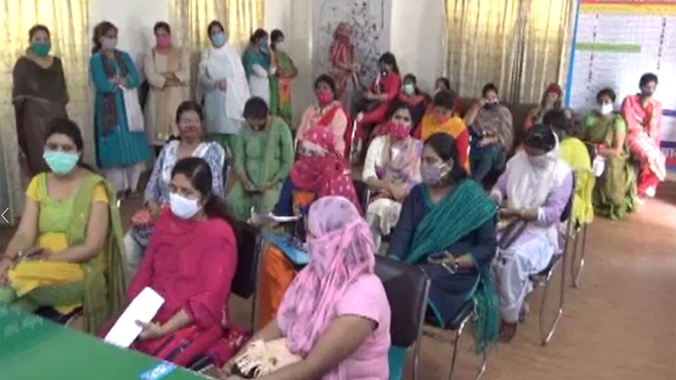 meerut Teachers allegations against Rishabh Academy School ...