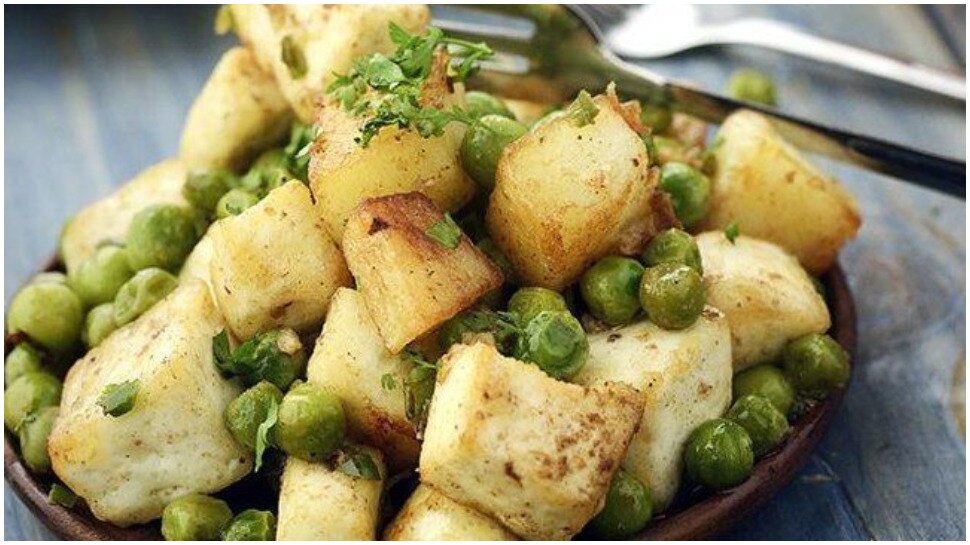 Make Yummy Aloo Paneer Chaat Recipe For Evening Snacks शाम की चाय के साथ स्नैक्स में बनाएं