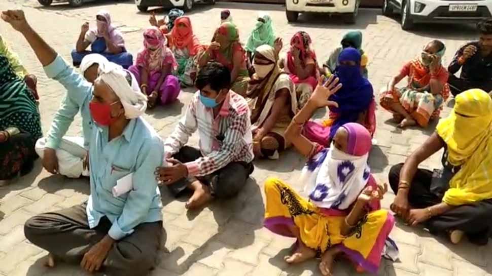 Agra unique Protest in Front of District Headquarters | प्रशासन के ...