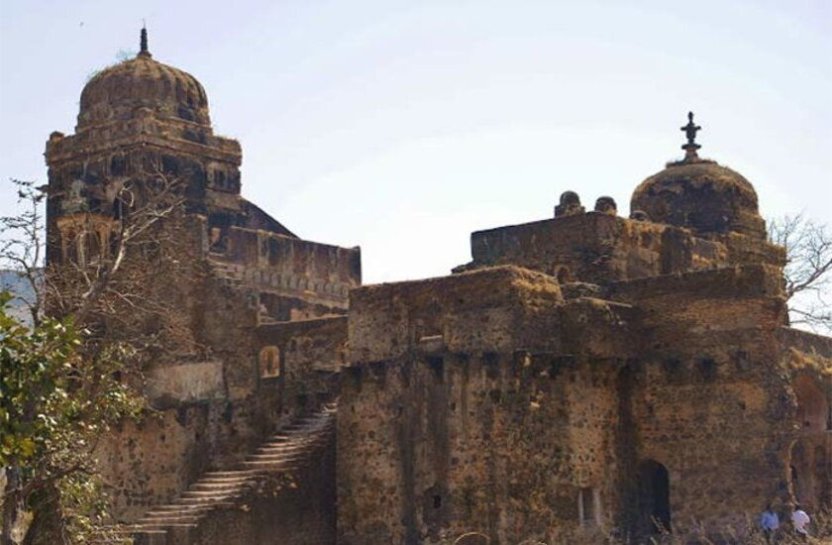 Historic Shahpur Fort in Telangana collapsed|तेलंगाना: 1690 का ऐतिहासिक ...