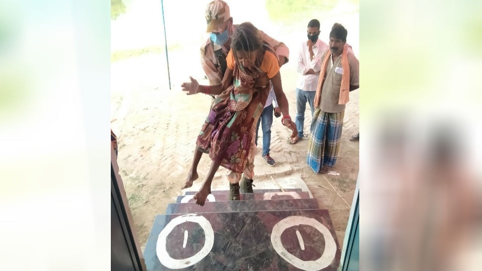 Old and pwd voters comes out to caste his votes in bihar election 2020 ...