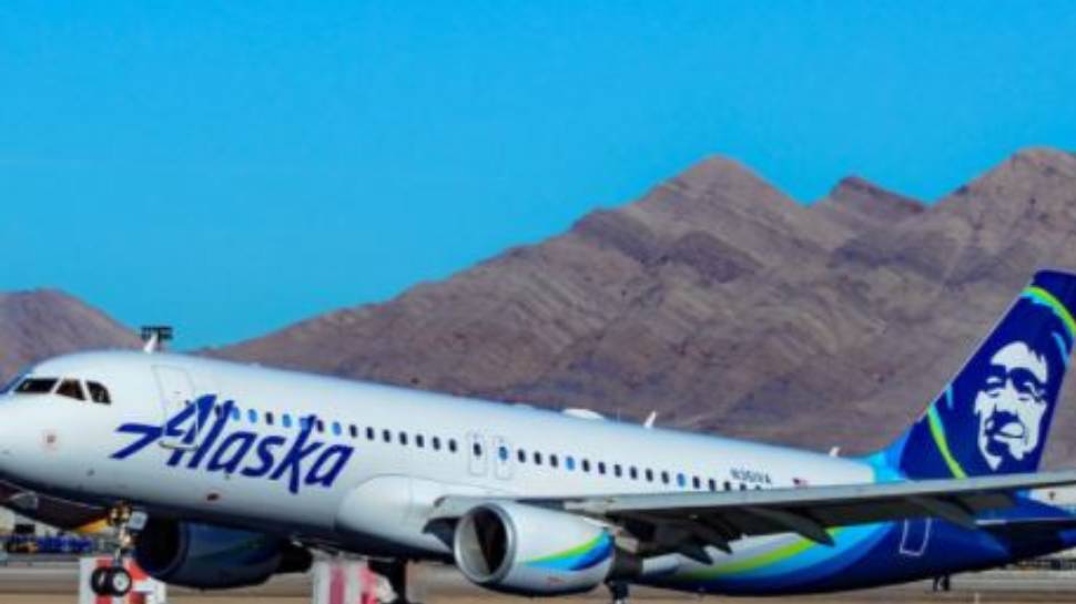 alaskan airline collided with a brown bear while landing know the details। Alaska में लैंडिंग के ...