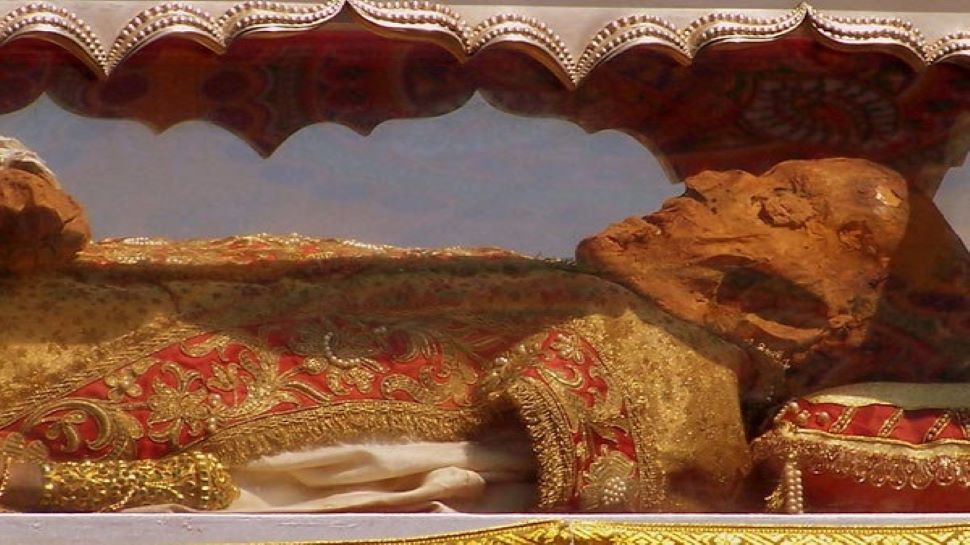 Weird Dead Body Of A Saint In Church Kept Since 450 Years 450 सालों से Church में रखी है एक