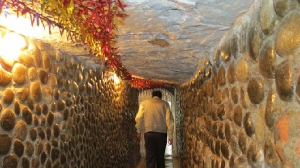 know about the cave of money where shri krishna and jamvant fought | इस ...