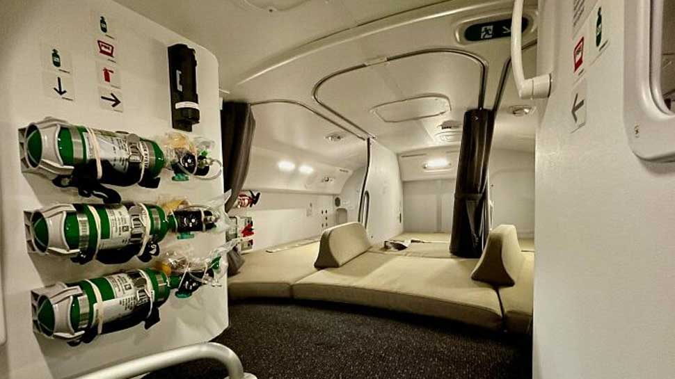 Cabin crew show secret compartment on plane | Flight के Secret रूम की ...