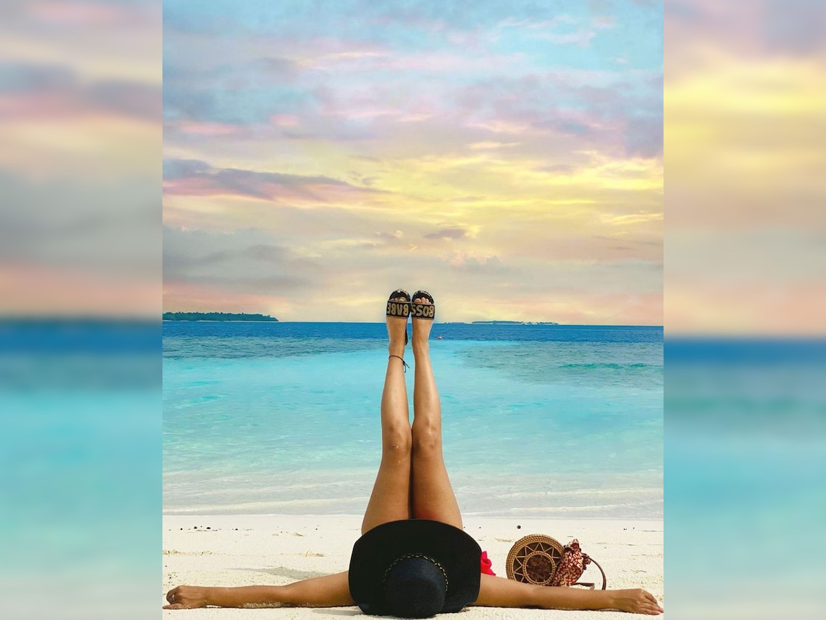 hina khan bold photoshoot at Pool in maldives | Hina Khan ने की पानी से ...