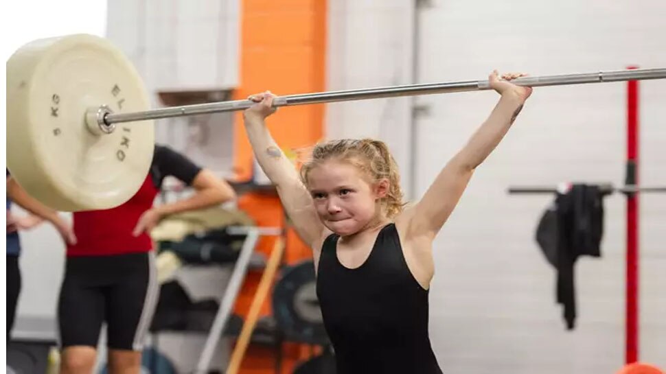 7-year-old Canadian Rory van Ulft easily lifts 80 kg| 7 साल की बच्ची ...