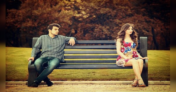 signs that reveal the girl is not interested in you | लड़की के इशारों ...