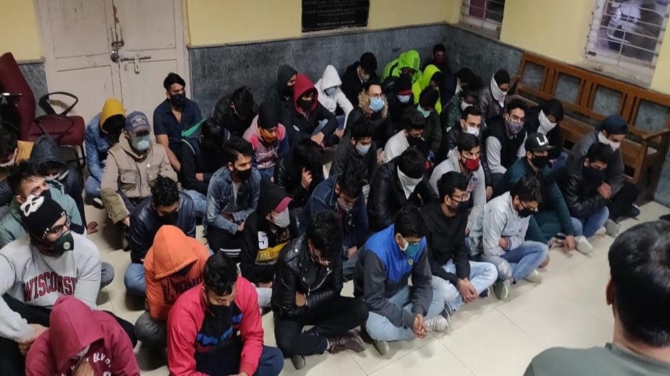 Delhi Police raid on Fake call center, 54 people arrested for duping ...