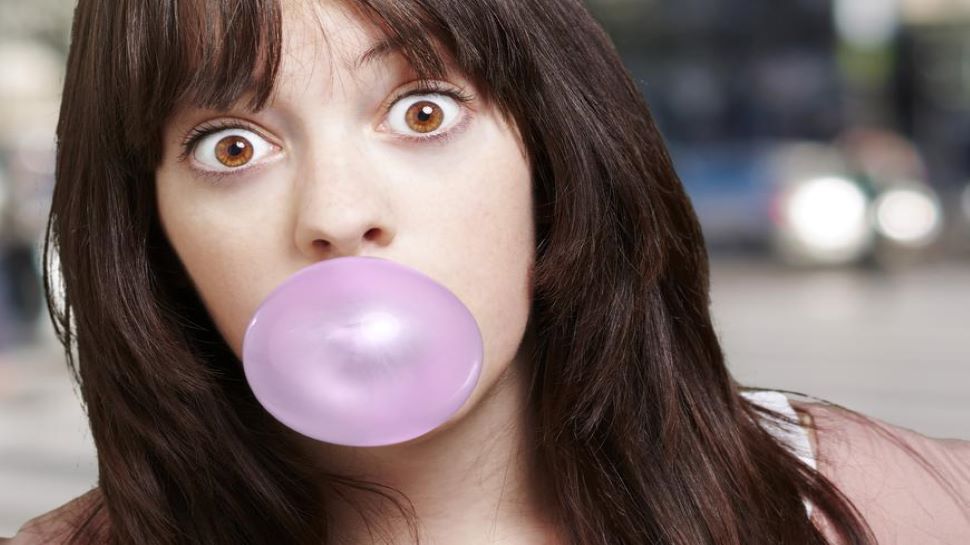 punishment of spitting chewing gum will shock you | 1 रुपये का Chewing ...