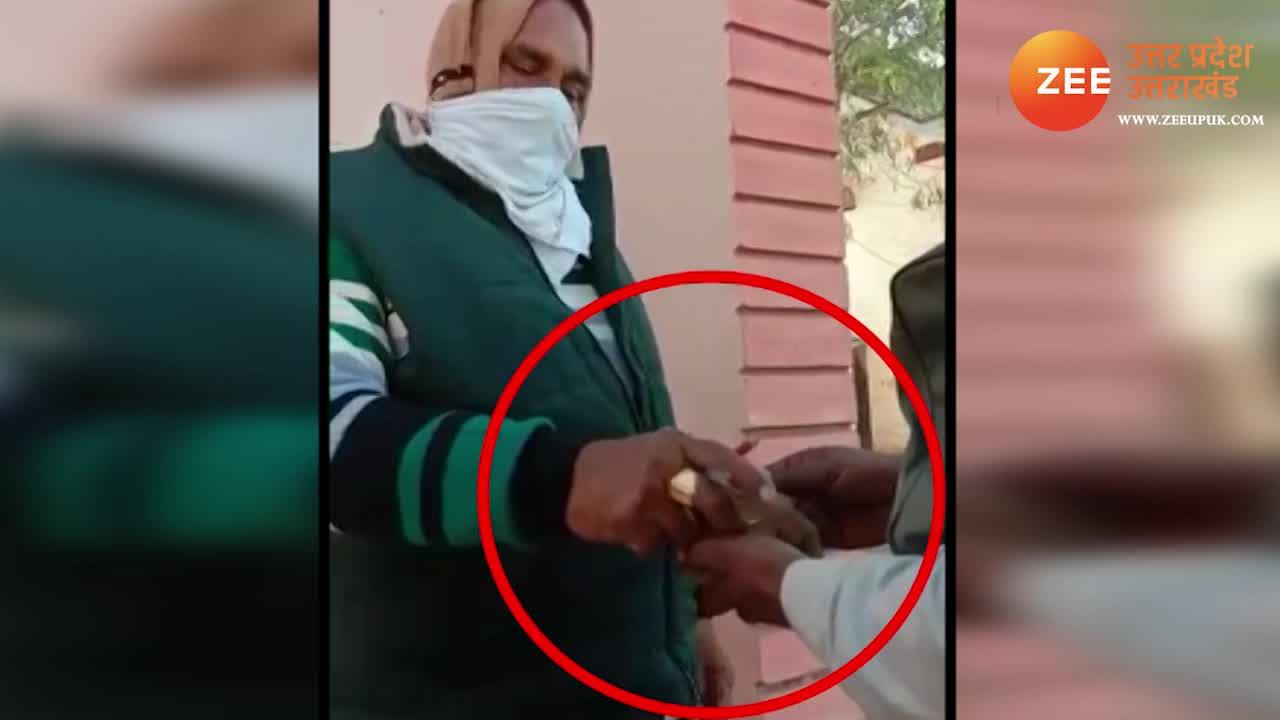 jalaun up Video of Lekhpal taking bribe goes viral pcup | VIDEO: लेखपाल की 'टुच्चई' का वीडियो हो ...