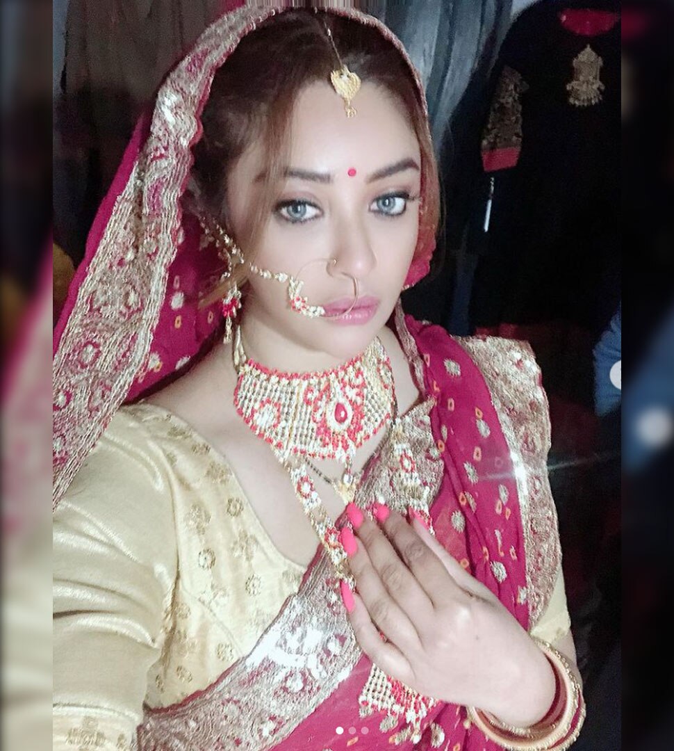 Payal Ghosh clicks pictures in the new bridal look | क्या Anurag ...