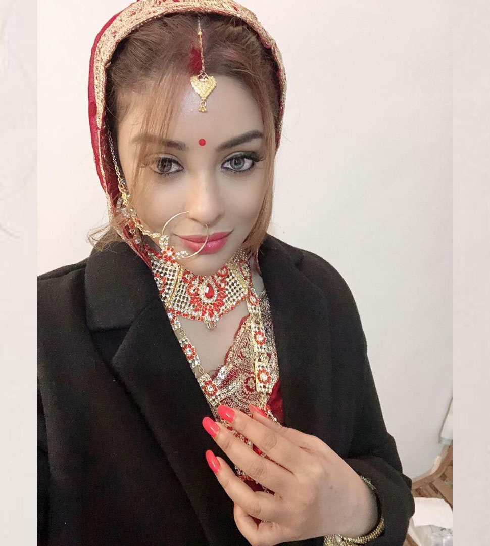Payal Ghosh clicks pictures in the new bridal look | क्या Anurag ...