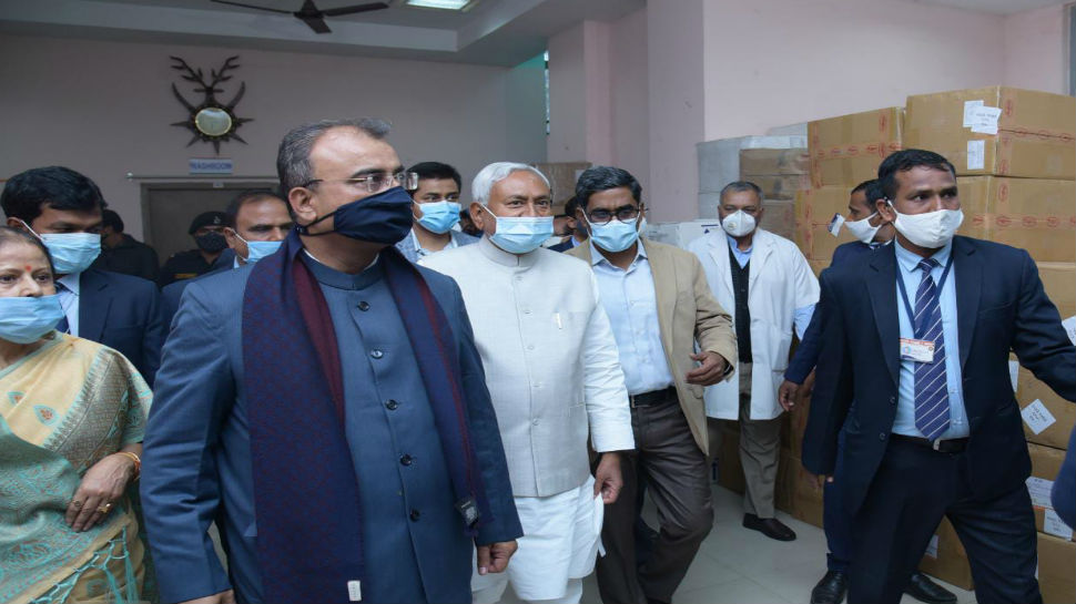 Nitish kumar took a round of nmch patna and visited vacination center ...