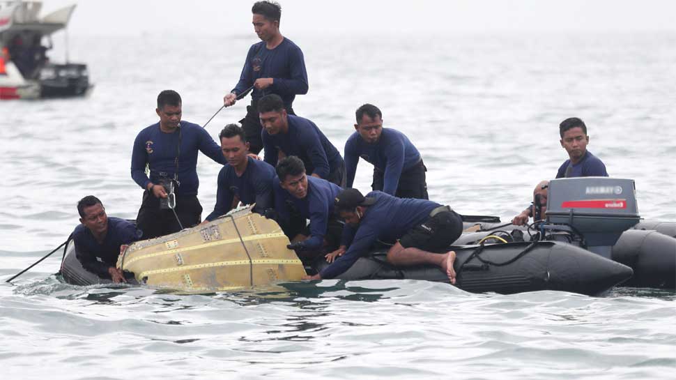 Indonesia: Black Boxes of crashed aircraft Boeing 737-500 located ...