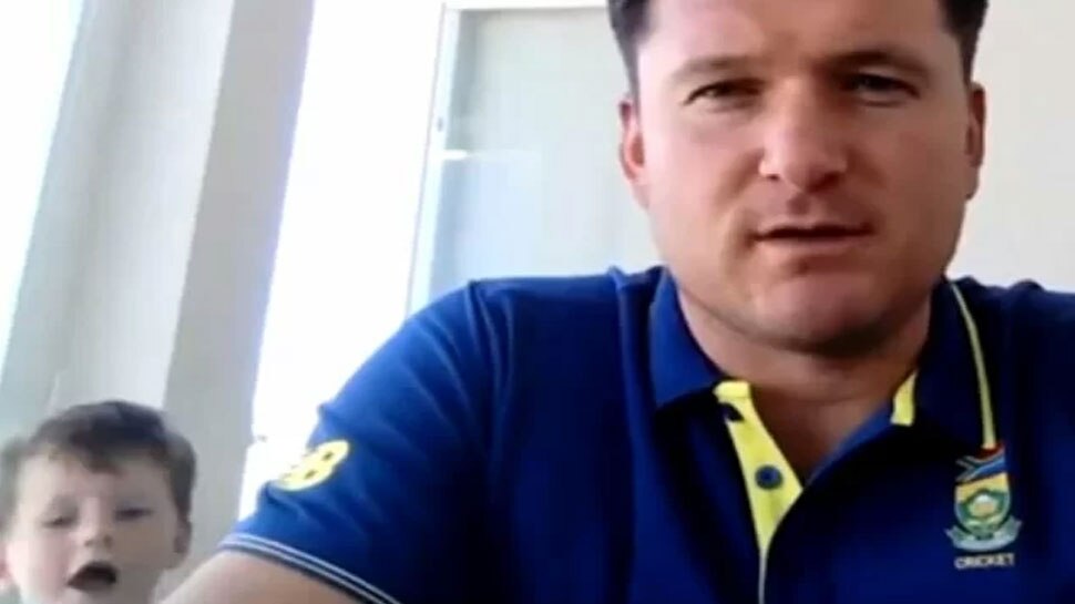 Graeme Smith son interrupt his press conference for his shoelaces to get tied, video goes viral ...