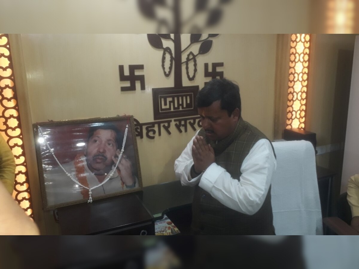 Bihar minister nitin navin reached with father photo on taking charge ...