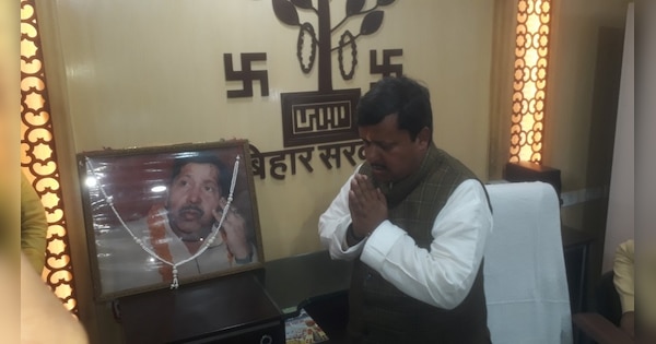 Bihar minister nitin navin reached with father photo on taking charge ...