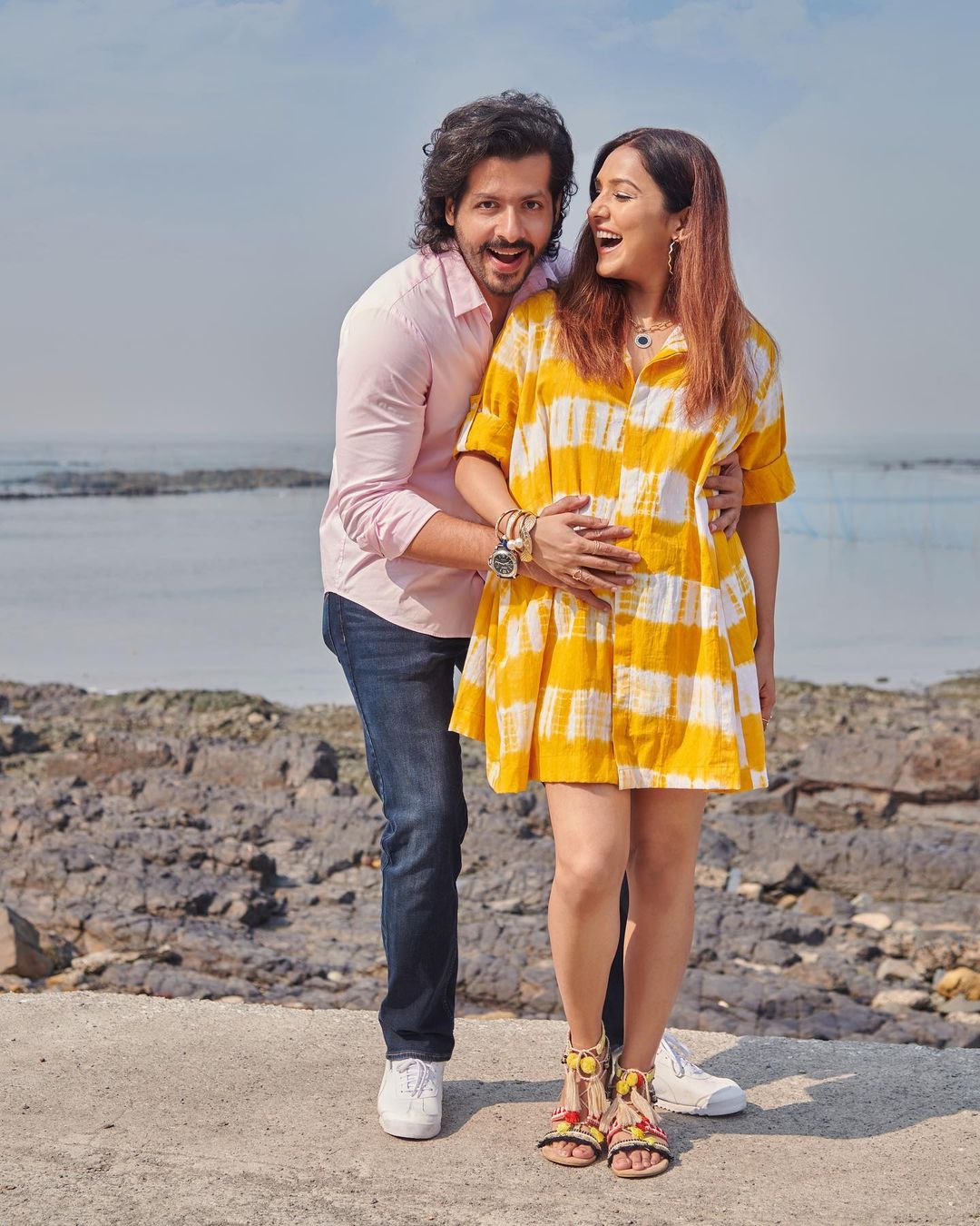 Singer Neeti Mohan Announces her Pregnancy share photos with husband ...