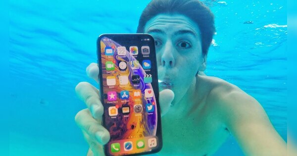 iPhone fell down in freezing water, and then miracle happens | जमते हुए ...