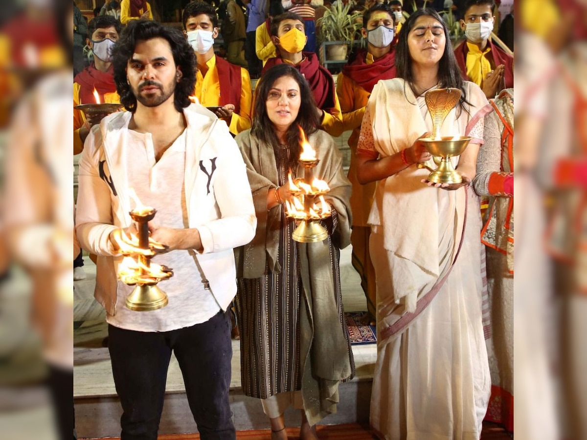 Dipika Chikhalia Ankit Raaj and Ekta Jain did Ganga Aarti at Rishikesh ...