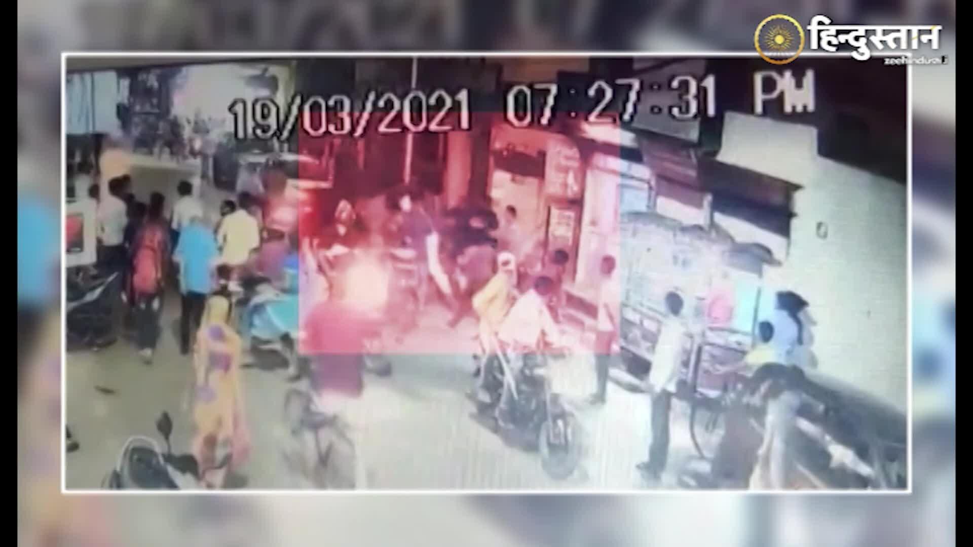 Viral Video of two groups fighting with each other because of a women ...