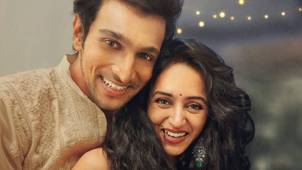 Scam 1992 fame prateek gandhi wife Bhamini Oza Gandhi looks stunning ...