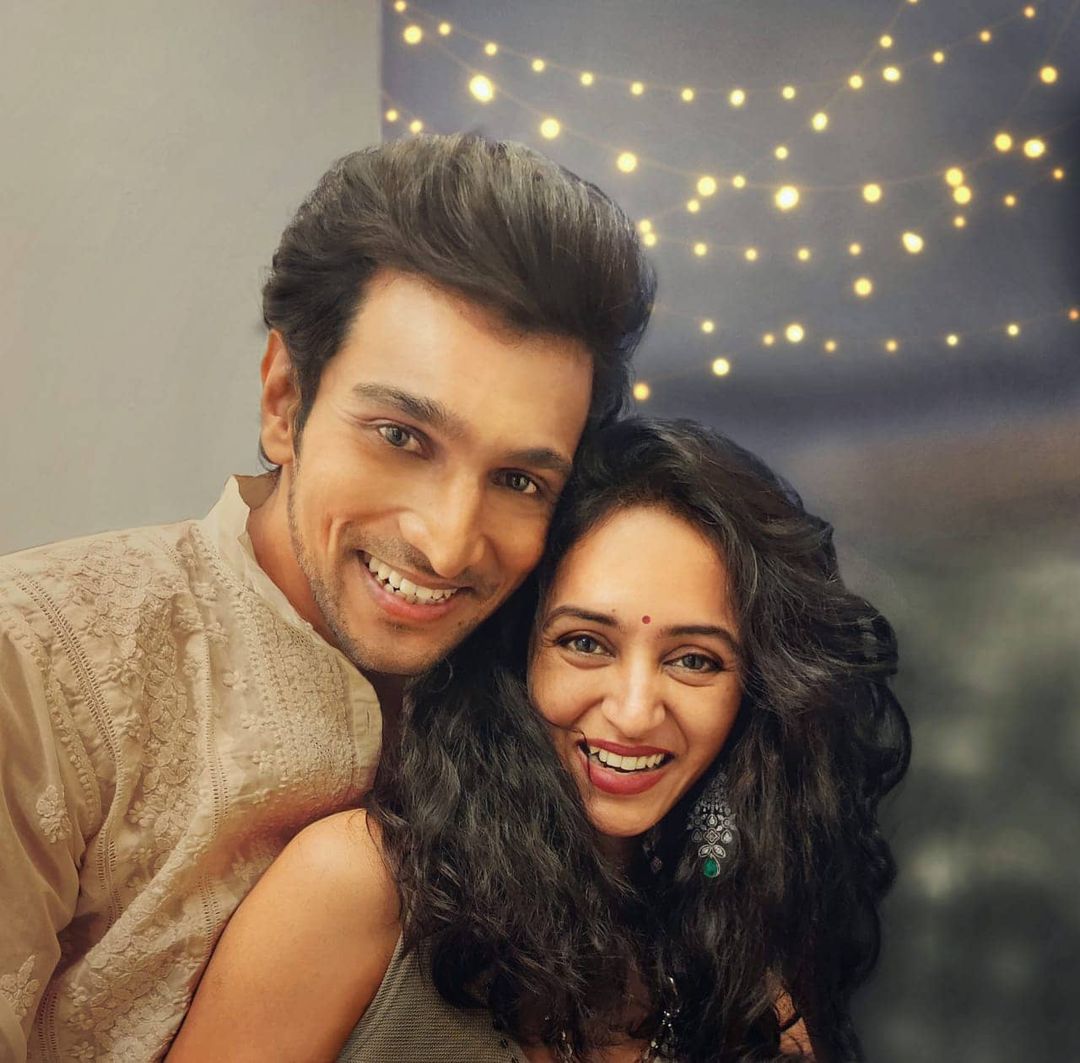 Scam 1992 fame prateek gandhi wife Bhamini Oza Gandhi looks stunning ...