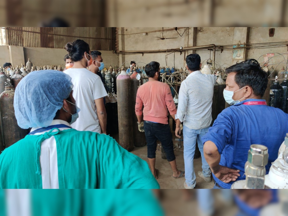 Oxygen crisis in India, people reached in oxygen plant after shortage ...