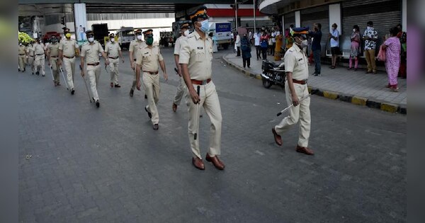 DM of Bettiah, Kundan Kumar takes action against those who do not wear ...