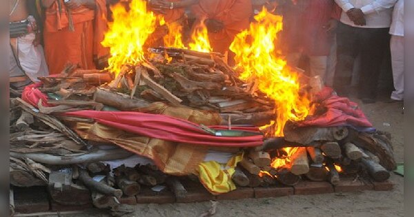 Muslim women does last rites of an old hindu man in Kolhapur ...