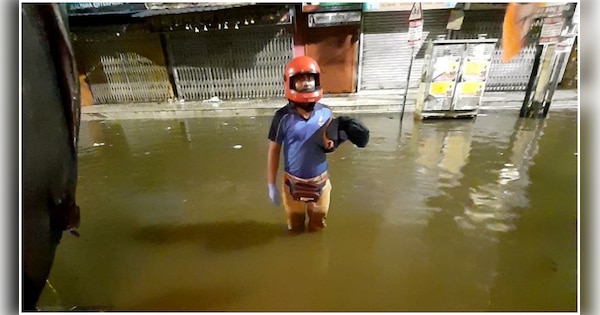 viral photo of dominos delivery boy delivering food during heavy rains ...