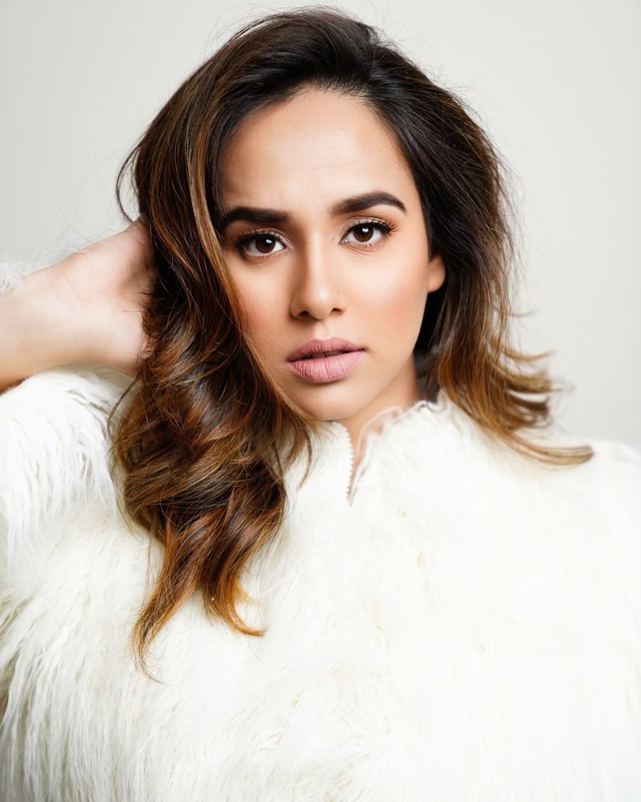 Nawazuddin Siddiqui Co Actress Sunanda Sharma in barish ki jaye song is ...