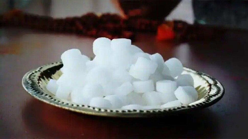 kapoor ke fayde aur savdhani benefits of camphor in hindi samp | स्किन ...