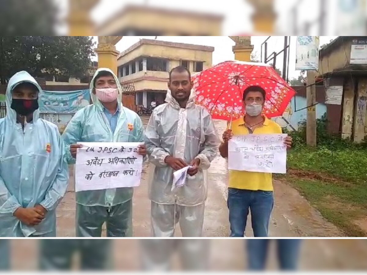 Bokaro Students protest for cancellation of 6th JPSC final result ...