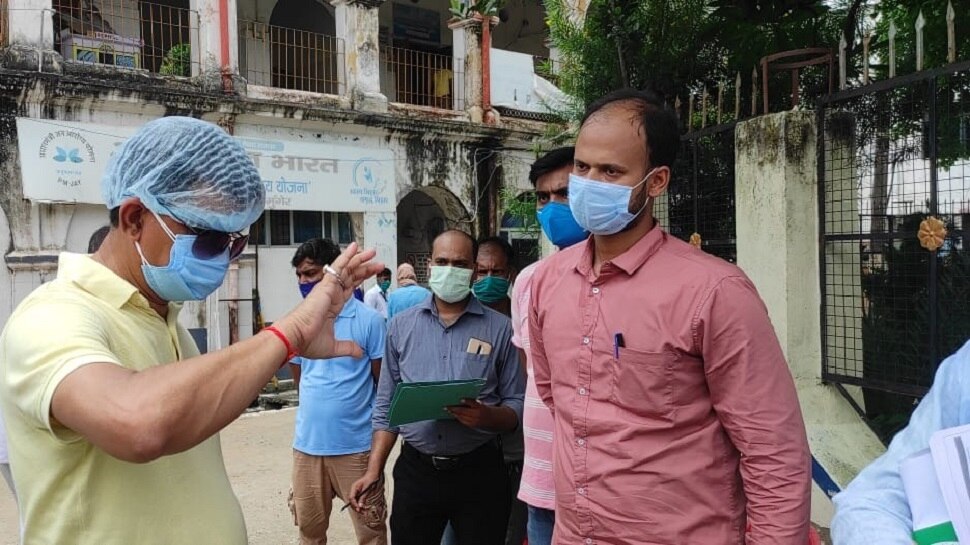 DM Naveen Kumar inspected many health centers including Sadar Hospital ...