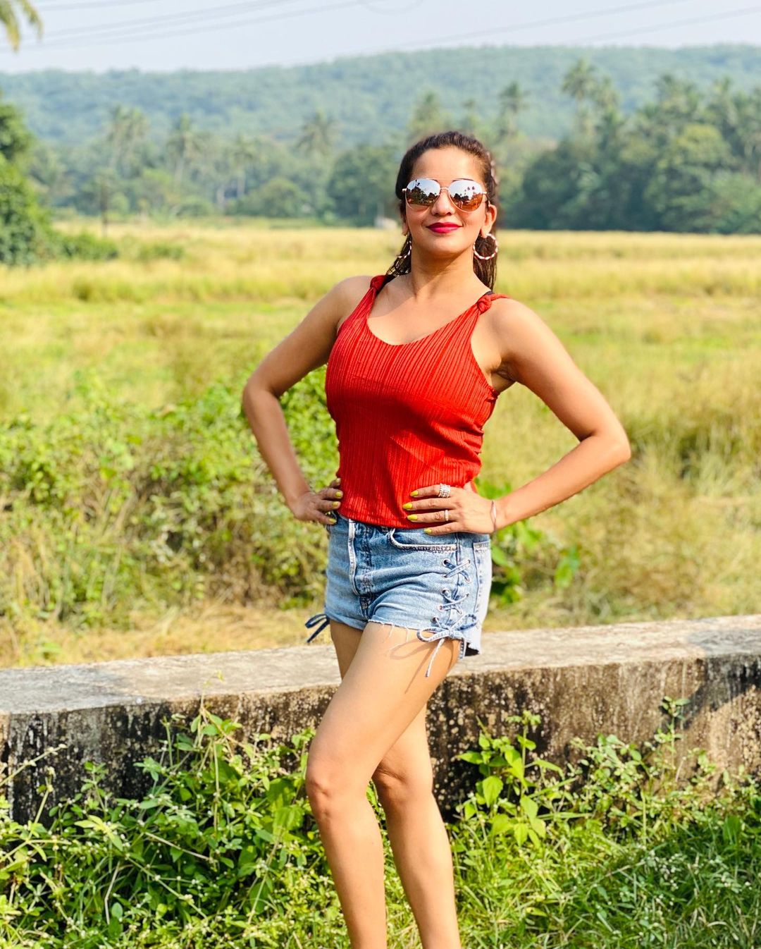 Monalisa shares stunning glamorous photos viral | वादियों के बीच ...