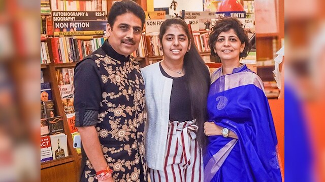 Meet 'Taarak Mehta' Aka Shailesh Lodha's Real Wife, Swati, 58% OFF