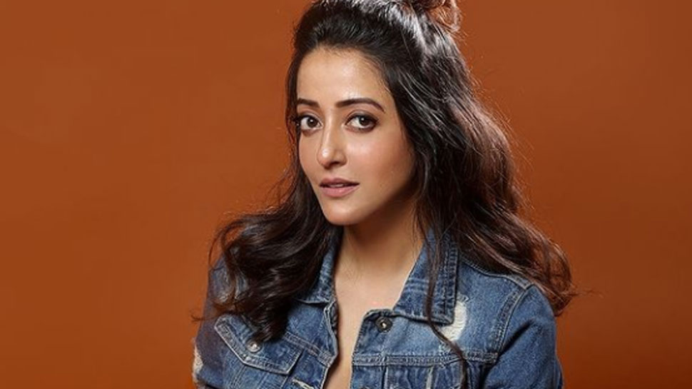 Raima Sen wore denim jacket without bra and t-shirt, See Raima Sen ...