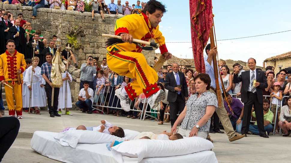 El-Cola Festival: When 'Devil' jumps over newly born baby in Spain | El ...