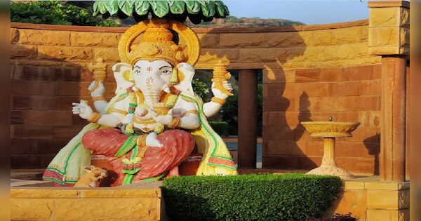 Lord Ganesha idol Vastu Tips home remedy for vastu dosha aise rakhiye ...