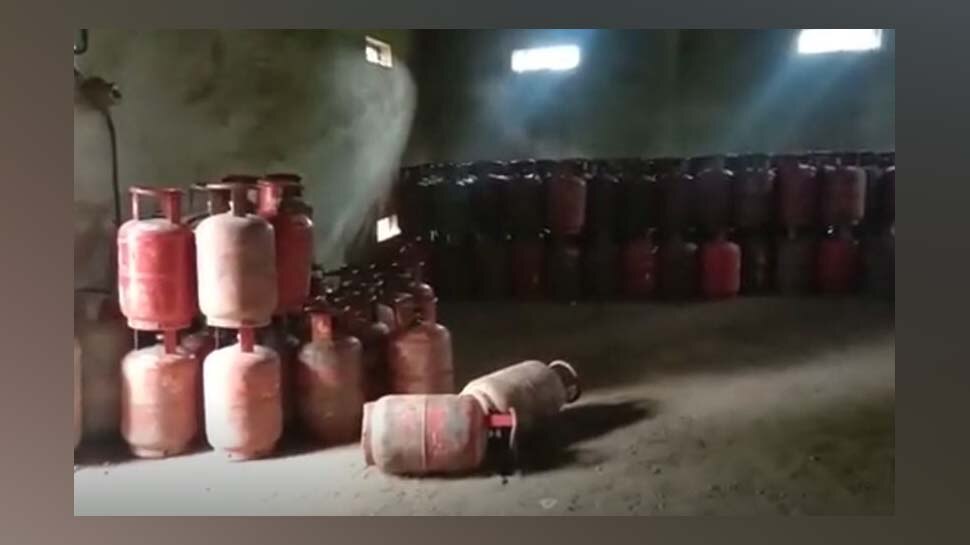 Thieves away Godown in ujjain 220 lpg gas cylinder of stolen mpap | LPG गैस पर चोरों की नजर ...